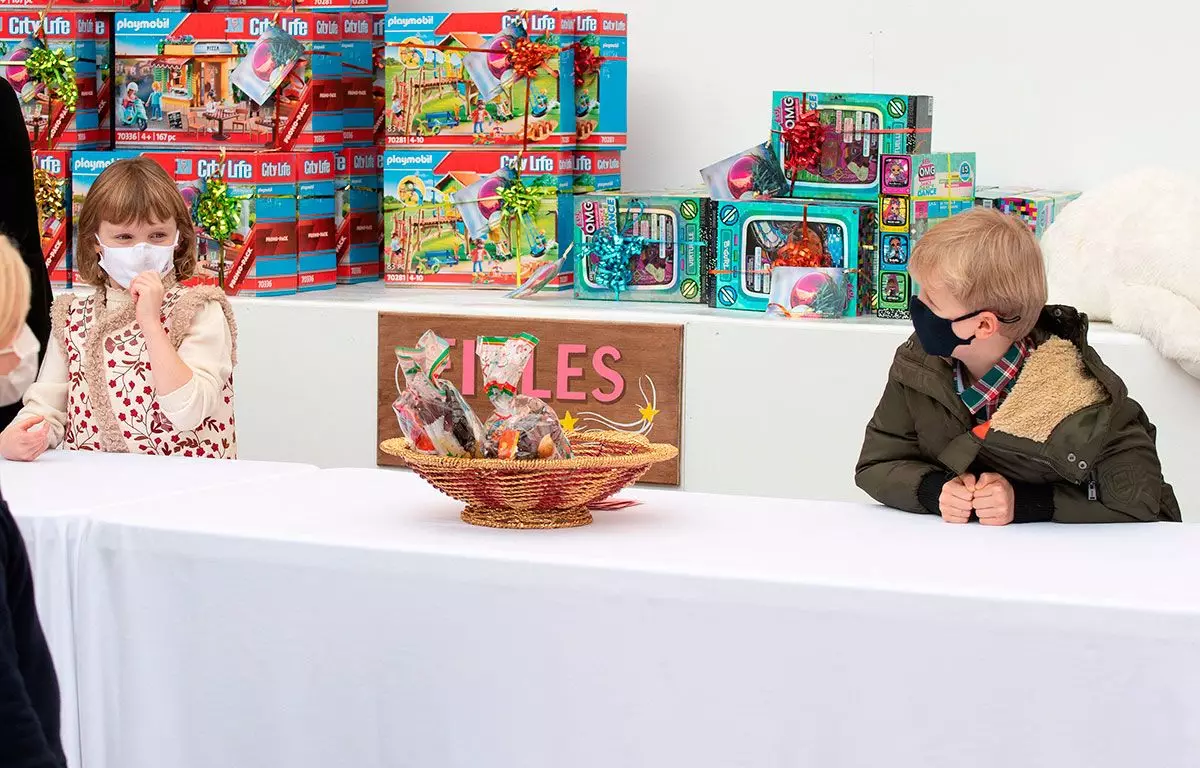 Ο Ζακ και η Γκαμπριέλα από το Μονακό παραδίδουν δώρα στα παιδιά του Μονακό