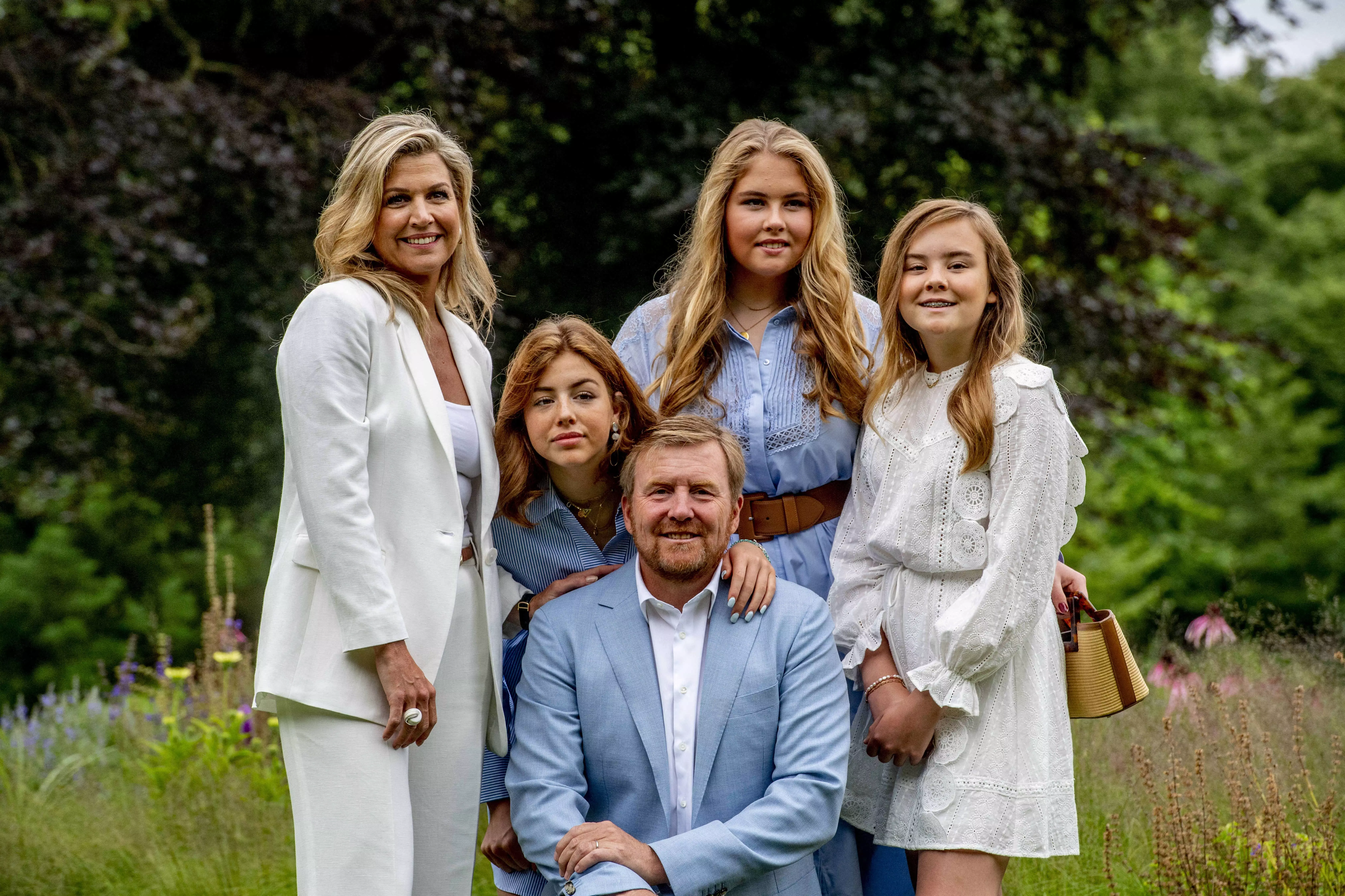 De koninklijke familie van Nederland deelt hun traditionele zomerse pose