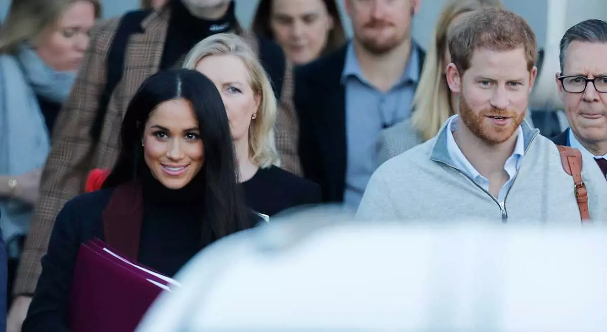 Harry and Meghan, who are expecting their first child, land in Sydney