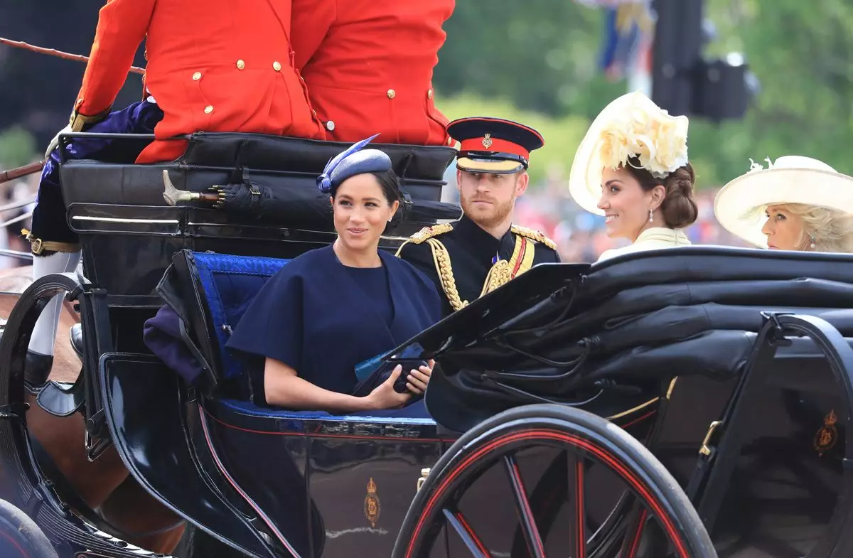 Sabtu ini, 8 Juni, Keluarga Kerajaan Inggris bertemu setiap tahun untuk memenuhi salah satu tradisinya, perayaan 'Trooping the colour', parade militer yang memperingati hari ulang tahun Ratu Elizabeth II, tetapi tahun ini Meghan Markle sebagai protagonis utamanya, karena ini adalah penampilan publik pertamanya setelah melahirkan anak pertamanya dengan Pangeran Harry. Satu bulan setelah kelahiran Archie, Duchess of Sussex telah memilih hari yang sangat istimewa ini untuk nenek Harry dari Inggris dan orang-orang Inggris untuk muncul kembali.