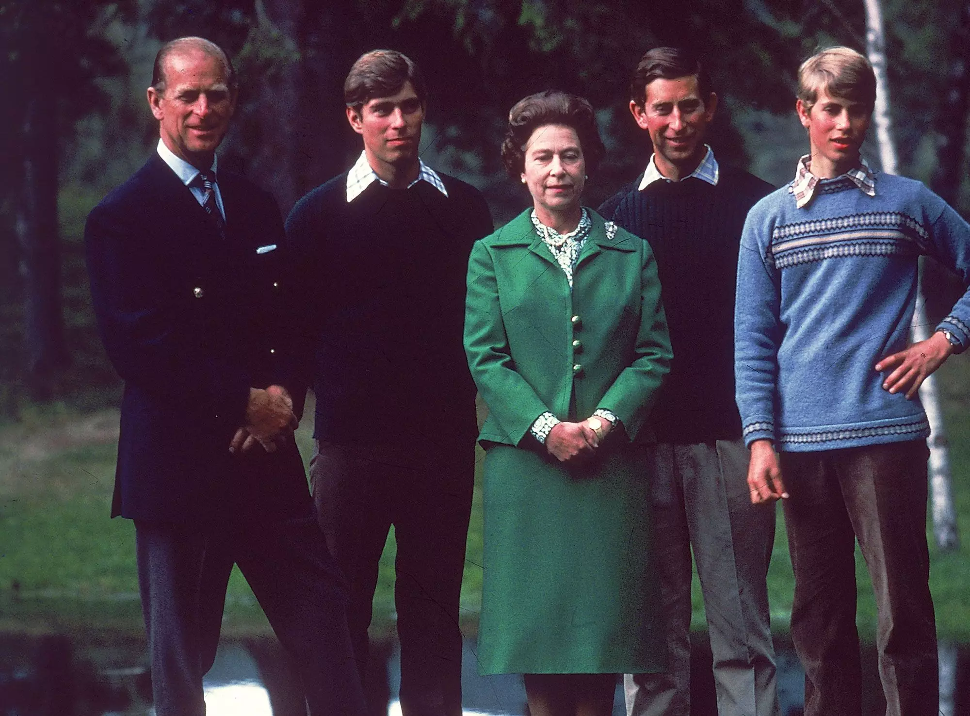Elizabeth II miehensä Edinburghin herttuan ja heidän kolmen lapsensa kanssa