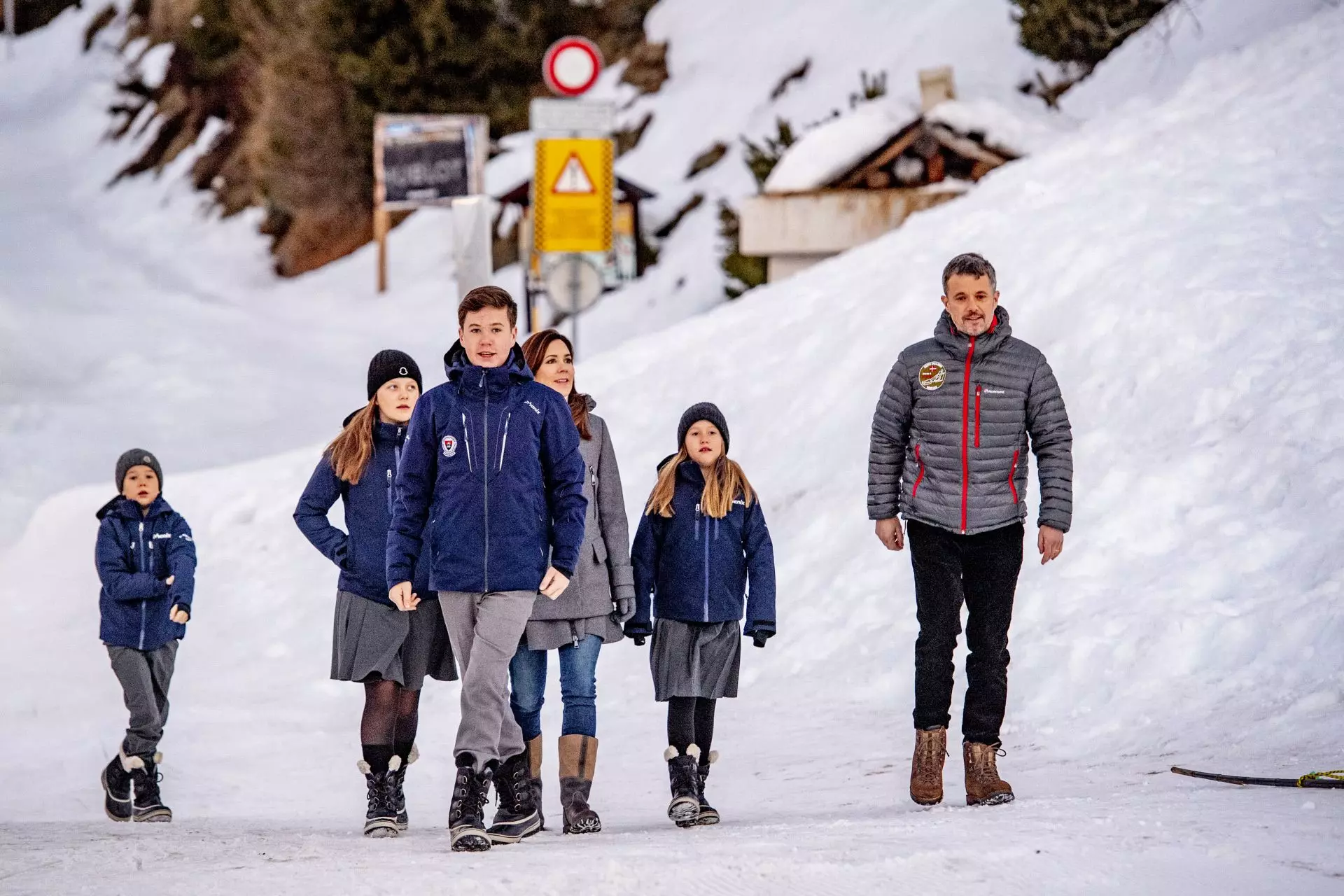 Federico ak Mary soti nan Denmark poze ak pitit yo nan lekòl pansyon