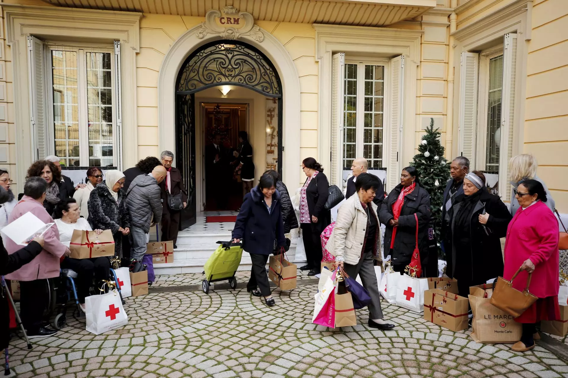 ang mga prinsipe ay nagsagawa ng pampublikong kilos sa opisina ng Red Cross ng Monaco