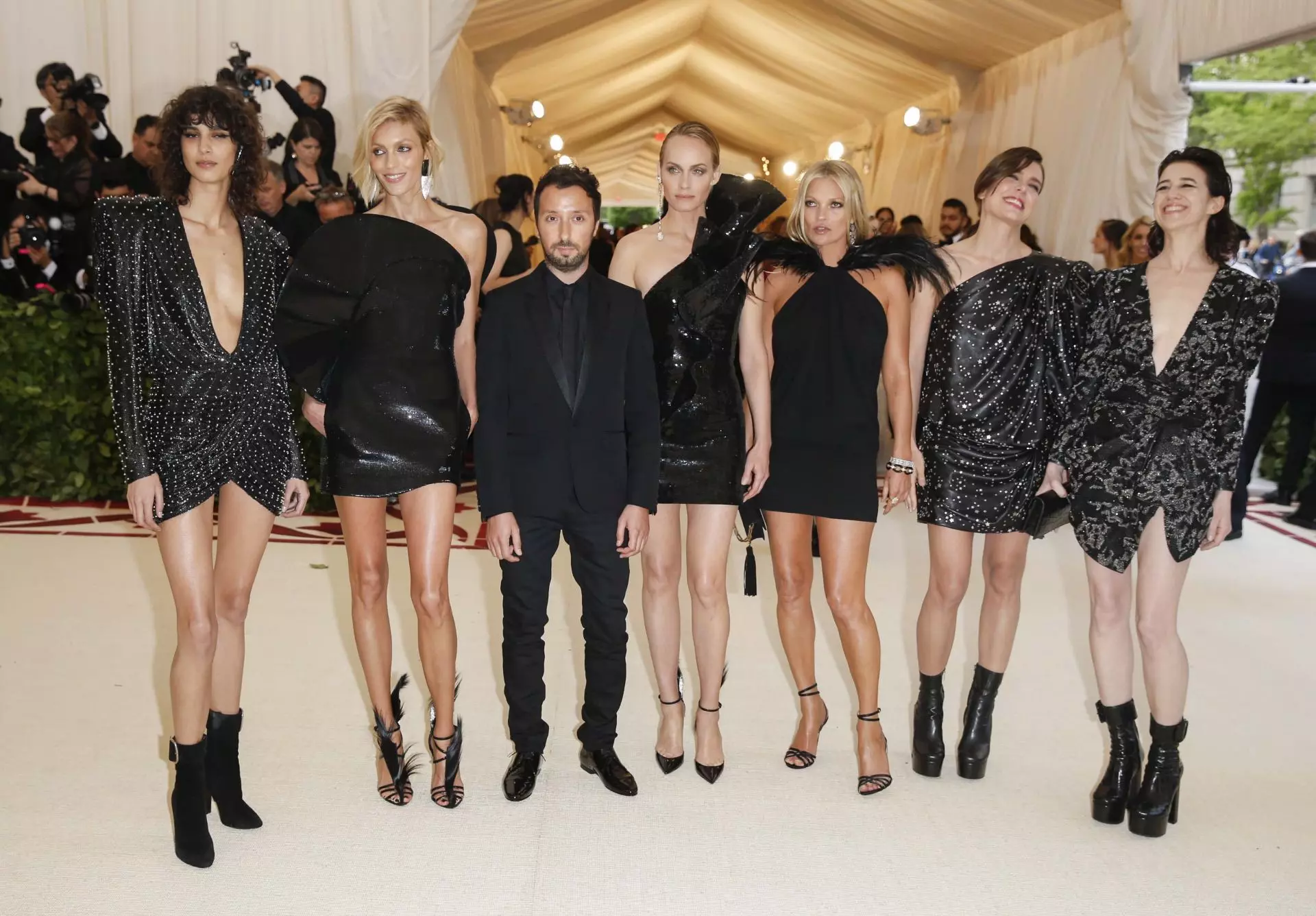 Mica Arganaraz, Anja Rubik, Anthony Vaccarello, Amber Valletta, Kate Moss, Carlota Casiraghi ir Charlotte Gainsbourg MET