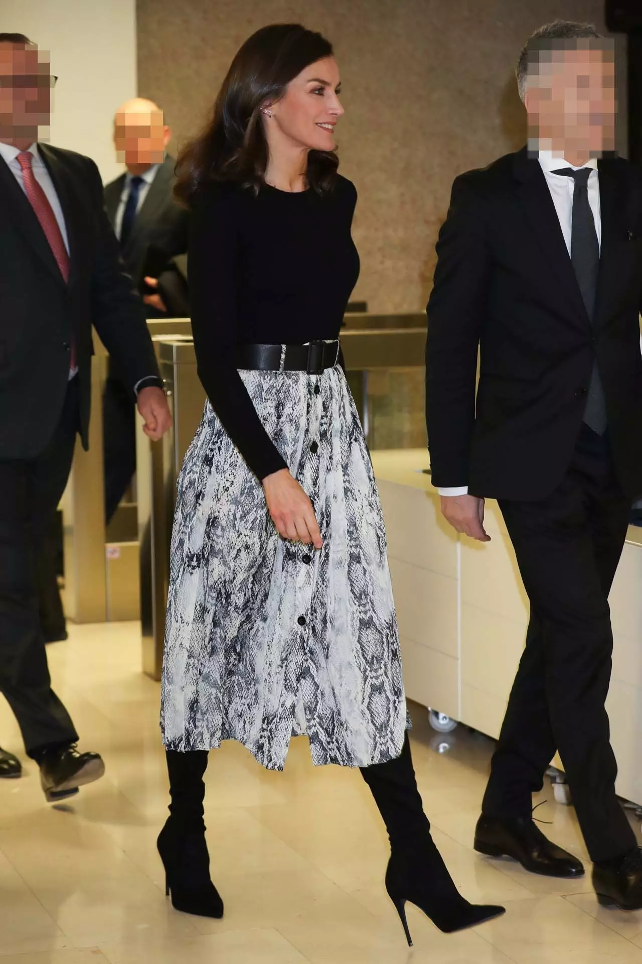 Féachann an Bhanríon Letizia, an Bhanríon Letizia an athuair, déanann an Bhanríon Letizia an chulaith arís, déanann an Bhanríon Letizia an tríú huair a chuardach, déanann an Bhanríon Letizia an chulaith don tríú huair