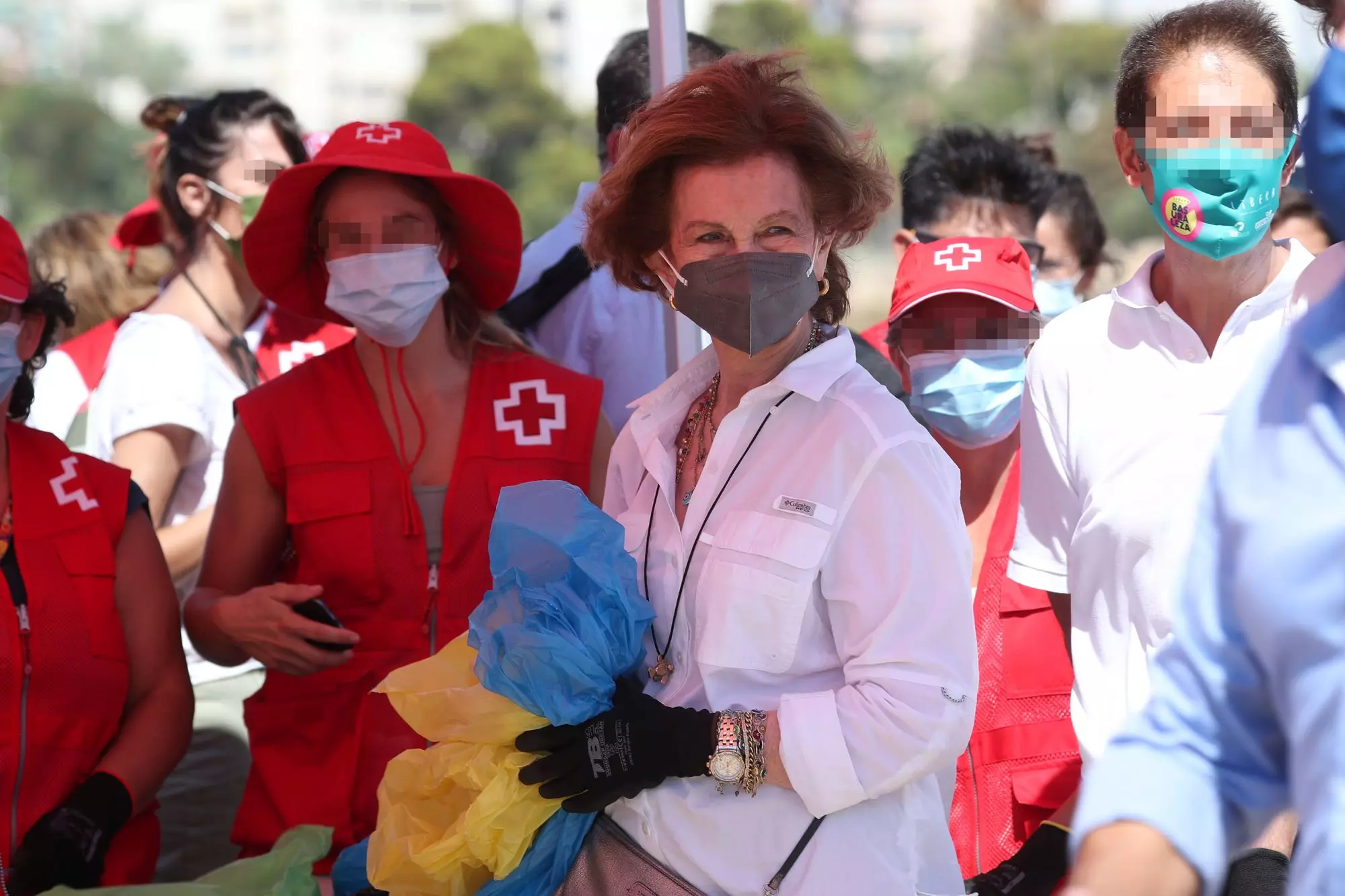 doña sofía partecipa alla giornata internazionale di pulizia delle spiagge