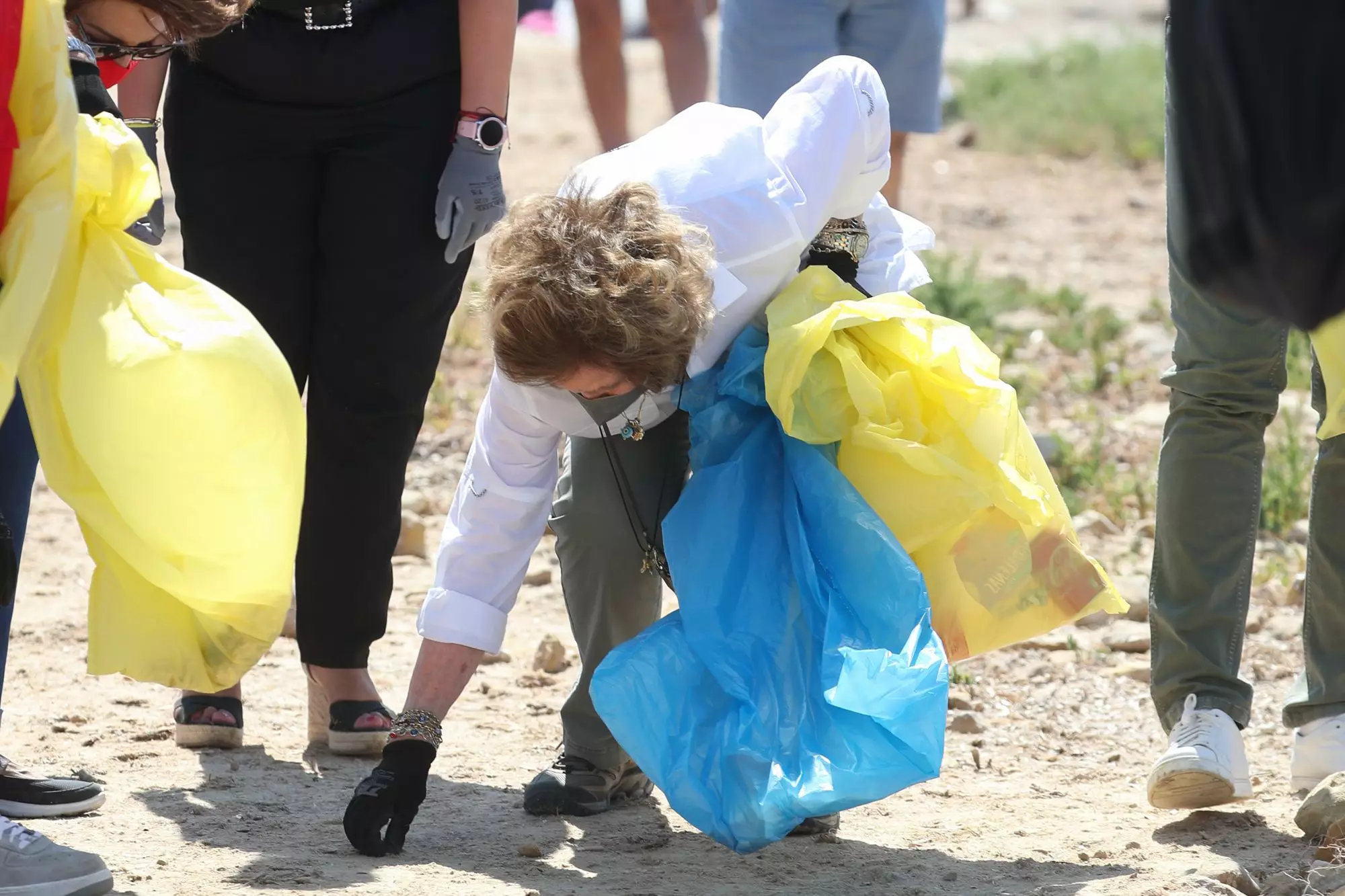 doña sofía učestvuje na međunarodnom danu čišćenja plaža