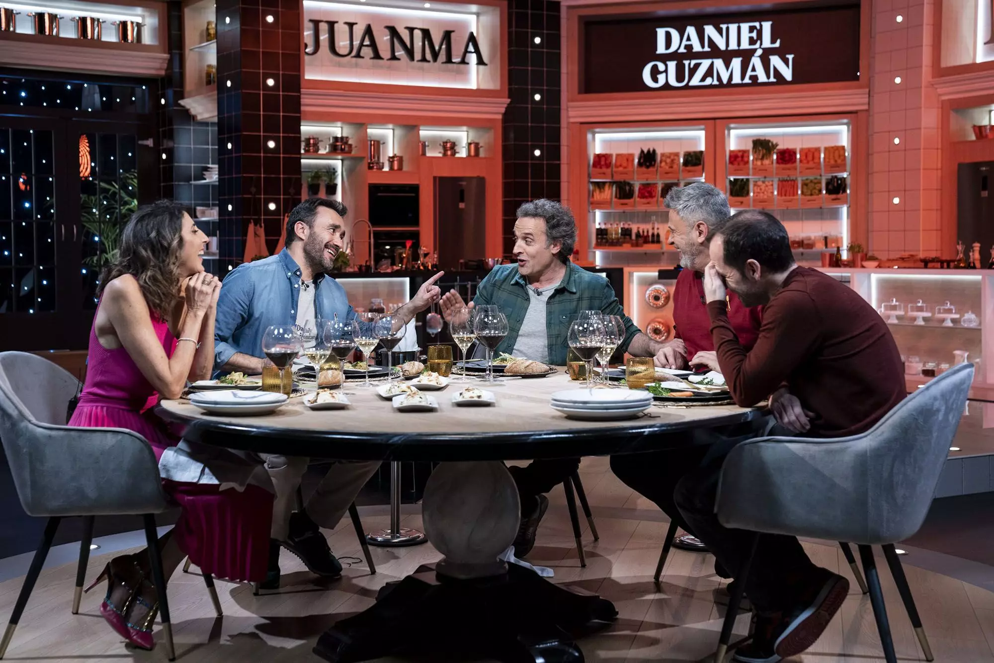 a műsorvezető Juanma Castanóval, Daniel Guzmánnal, Miki Nadallal és Ángel martínnal a movistar forgatásán