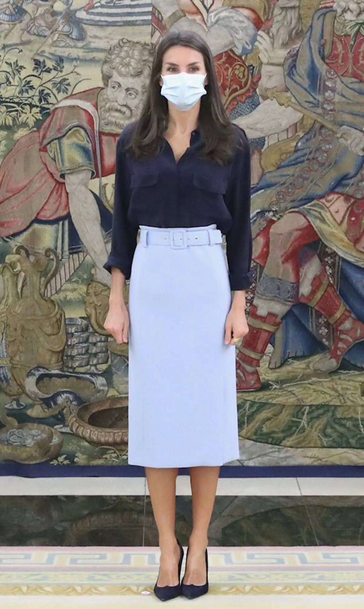 letizia mặc váy bút chì của ông chủ hugo tại buổi điều trần vào ngày 29 tháng 10 năm 2020 tại cung điện zarzuela