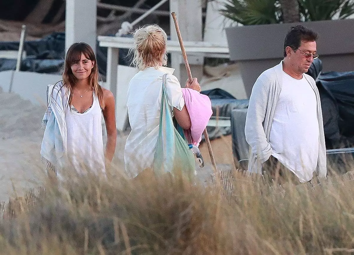 aitana dan 'ibu mertua'nya, ana duato, menikmati pantai ibiza