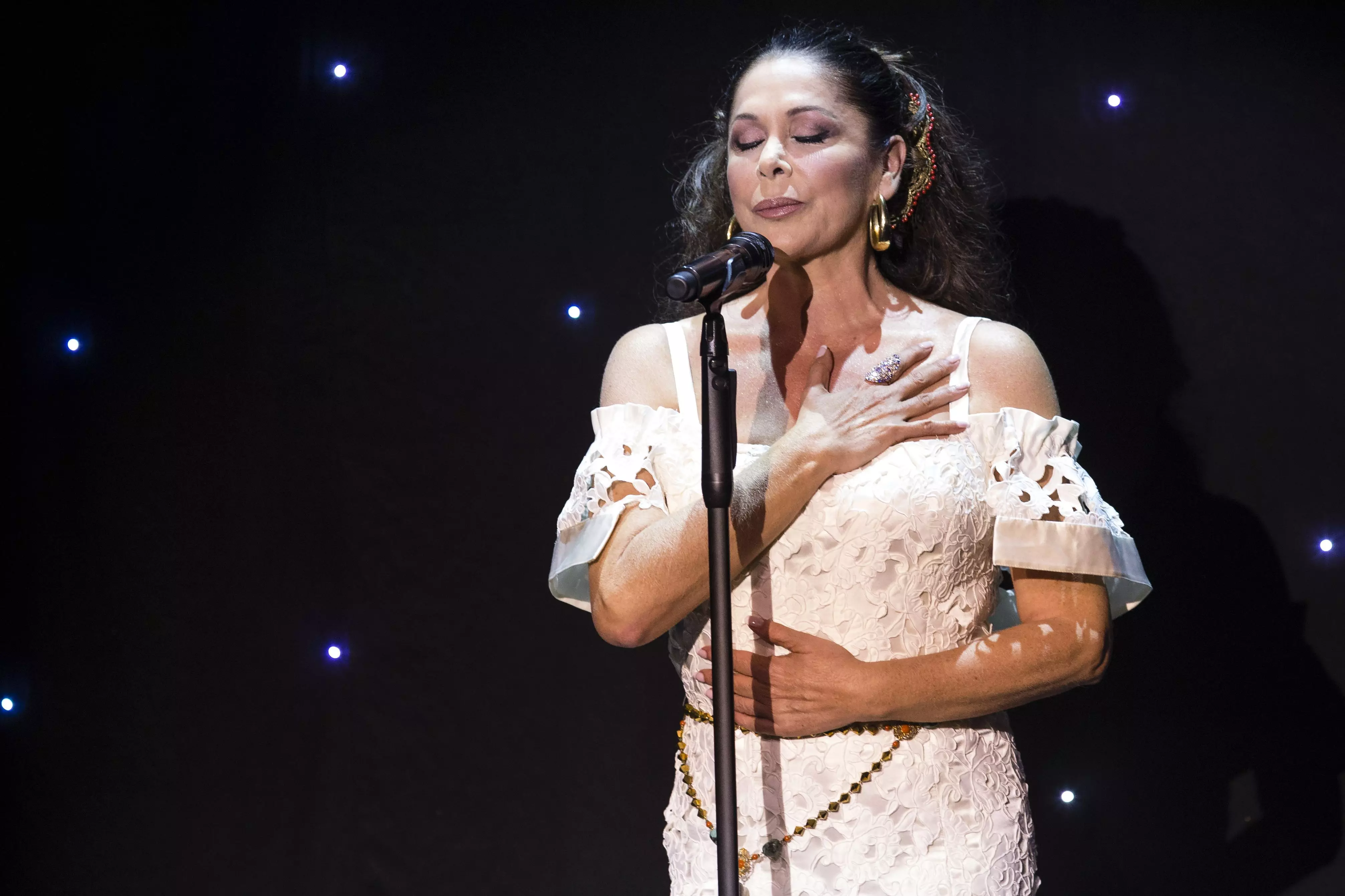 Këngëtarja isabel pantoja gjatë një koncerti për prezantimin e albumit të saj deri sa të perëndojë dielli në aranjuez